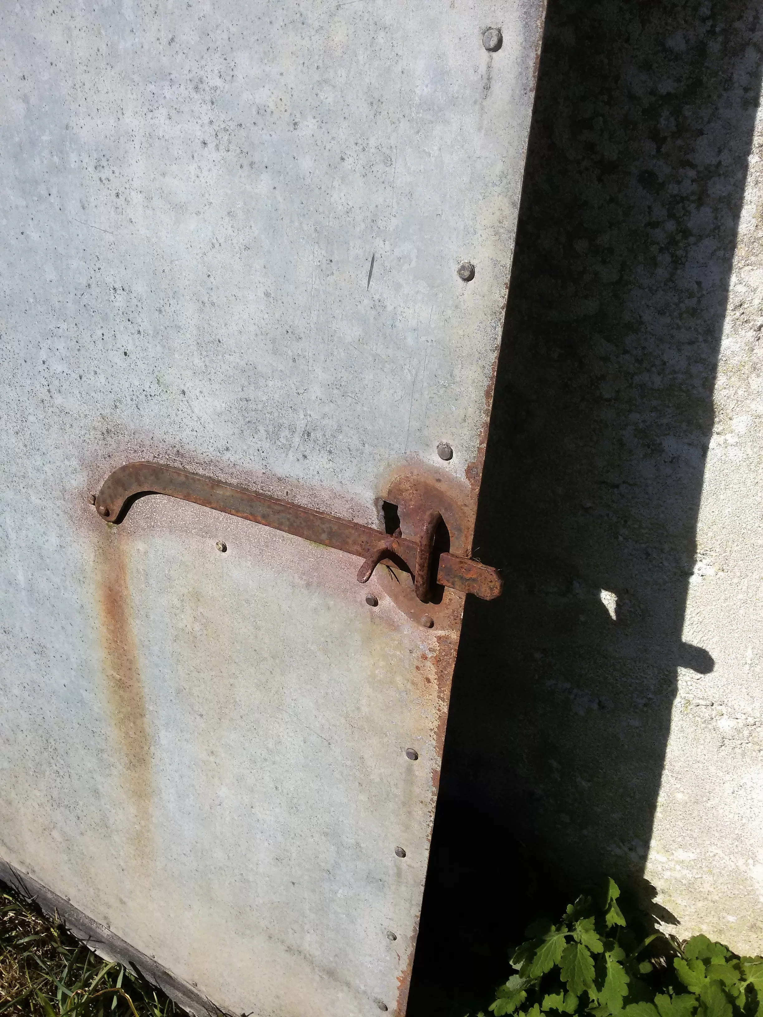 Riveted door | Brikbroc, online flea market