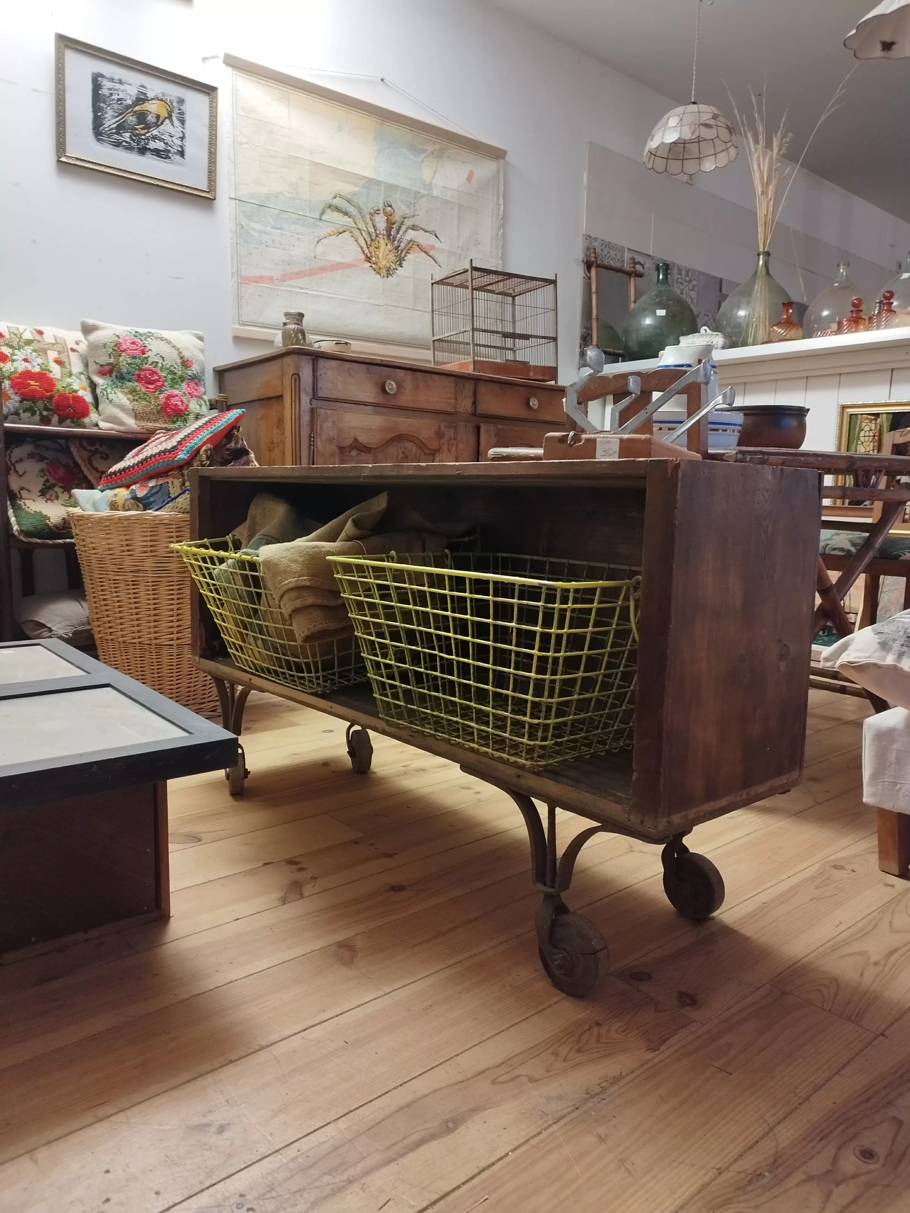 Upcycling recycled TV cabinet | Brikbroc, online flea market